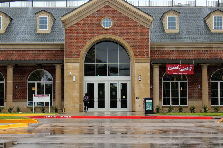 New dining hall brings expanded food options - The Lasso